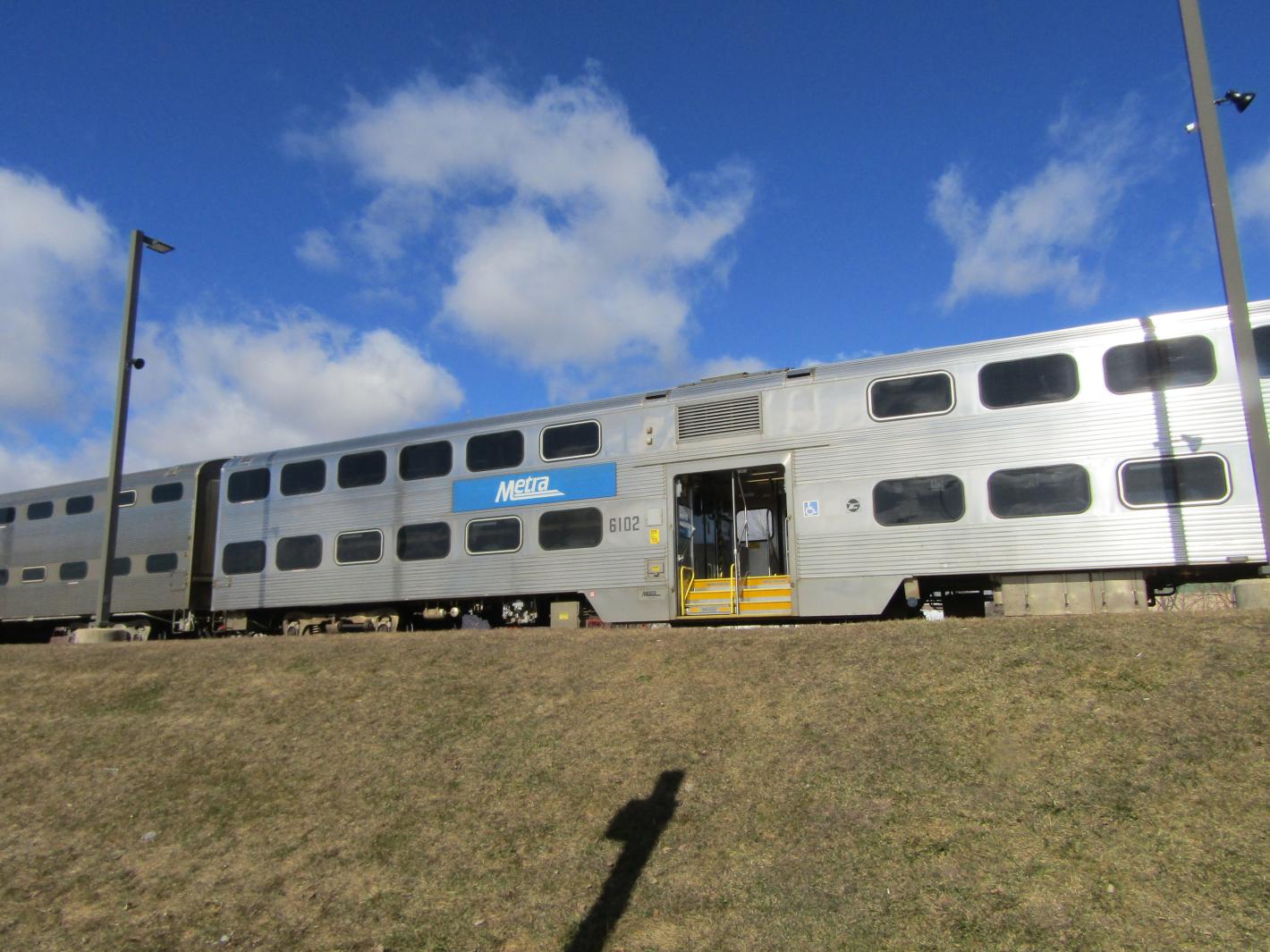 Metra orders battery-powered trains, gets funding for new bilevel ...